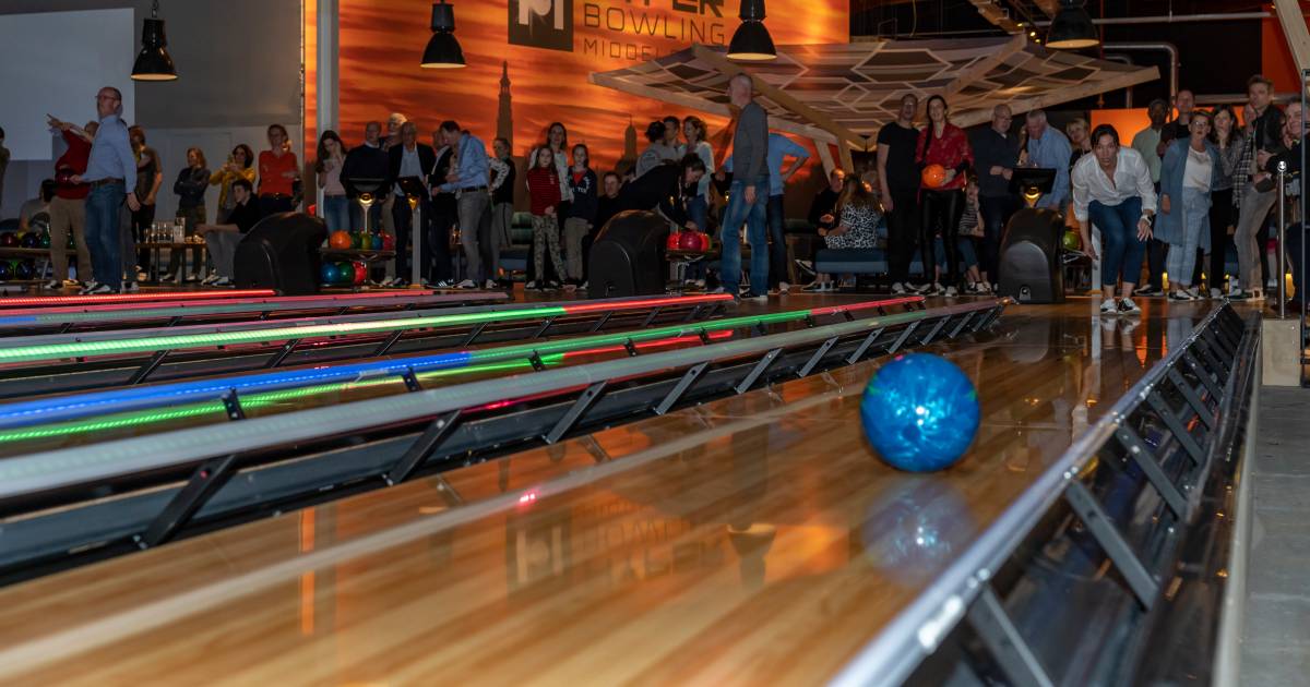 Bij HyperBowling in Middelburg moet de bal juist wel afwijken naar de ...
