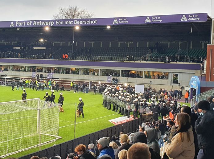 Drie arrestaties na Antwerpse derby: Beerschot-fan gooit vuurpijl naar ...