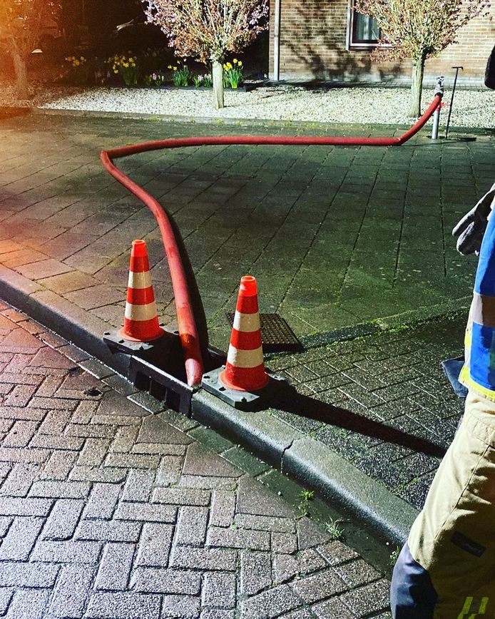 Brandweer spoelt riool door vanwege benzine-lucht in Scharendijke ... Brandweer spoelt riool door vanwege benzine-lucht in Scharendijke ...