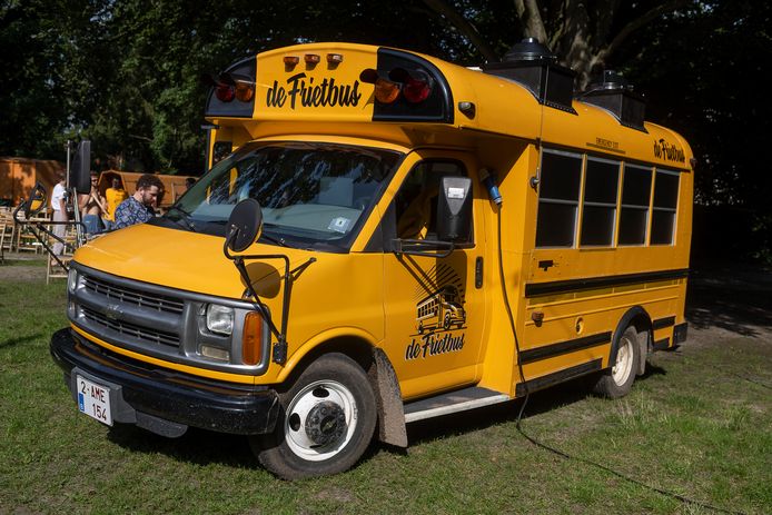Amerikaanse schoolbus omgebouwd tot frituur op wielen: “Lang moeten ...