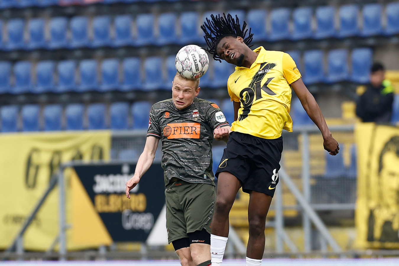 NAC in surrealistische ambiance nog naast Willem II: de biergooier zal ...