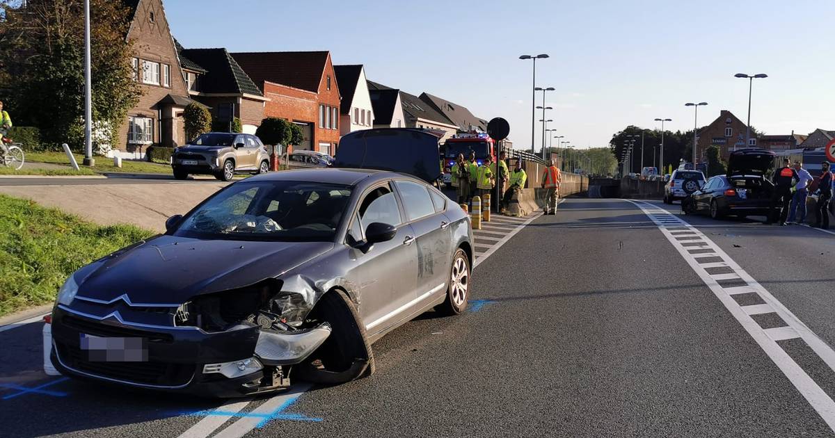 Vier voertuigen betrokken bij aanrijding op N41 | Temse | hln.be