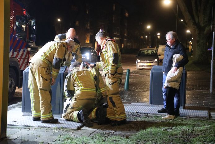 Brandweer vist beugel van meisje uit ondergrondse container | Den Haag | AD.nl