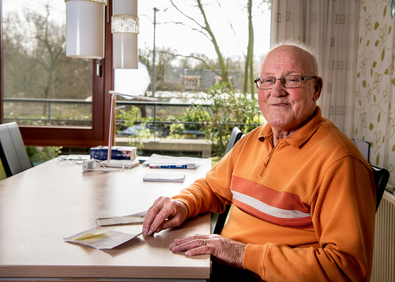 Na 75 jaar heeft Hans Kool (82) nog altijd vragen over bombardement op ...