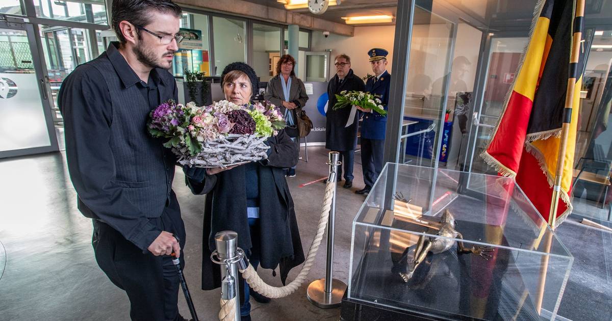 Een minuut stilte en bloemen voor Luc Schamp en Patrick Lanckman ...