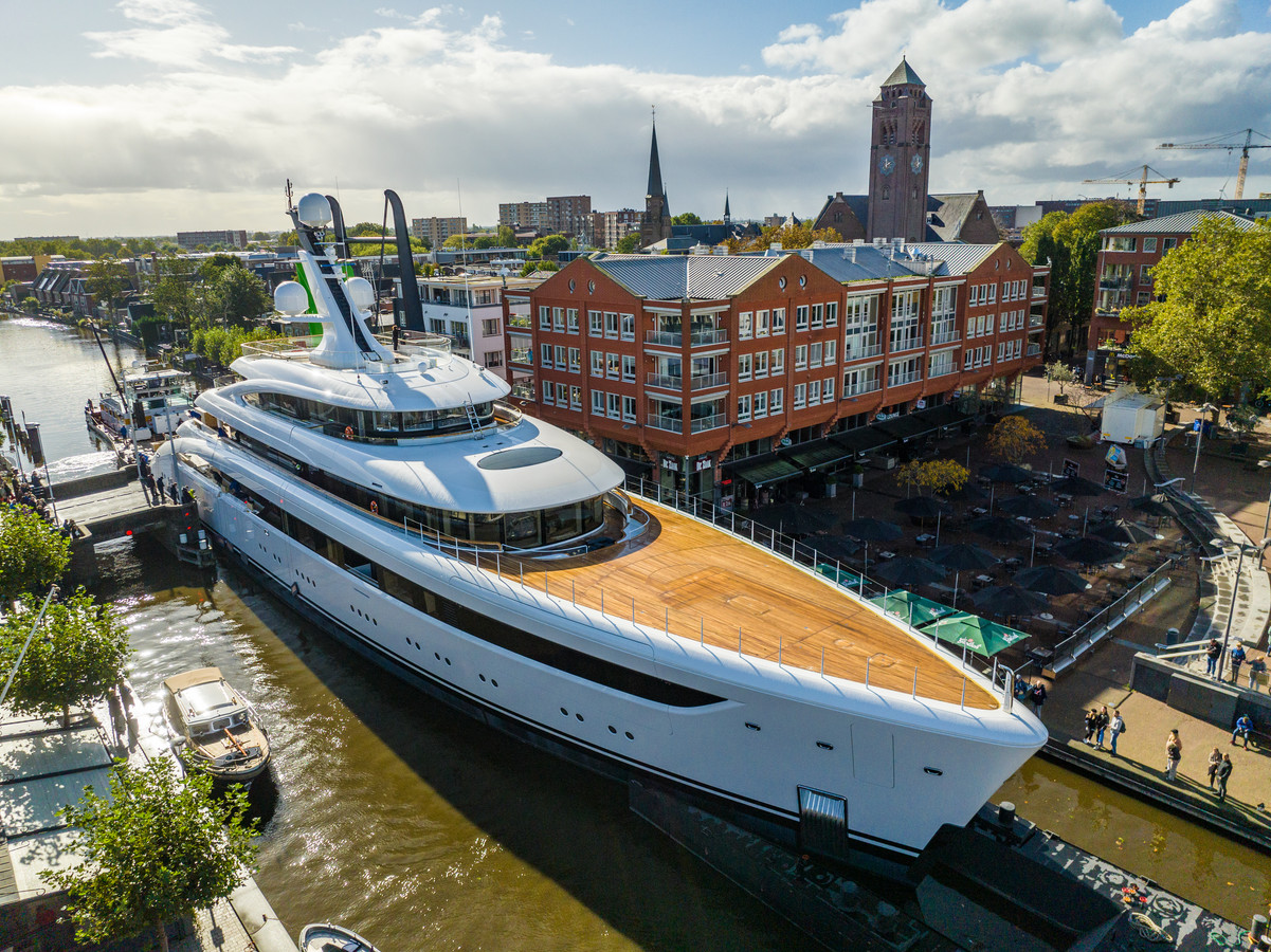 Superjacht van maar liefst 75 (!) meter wurmt zich door Alphen | Foto ...