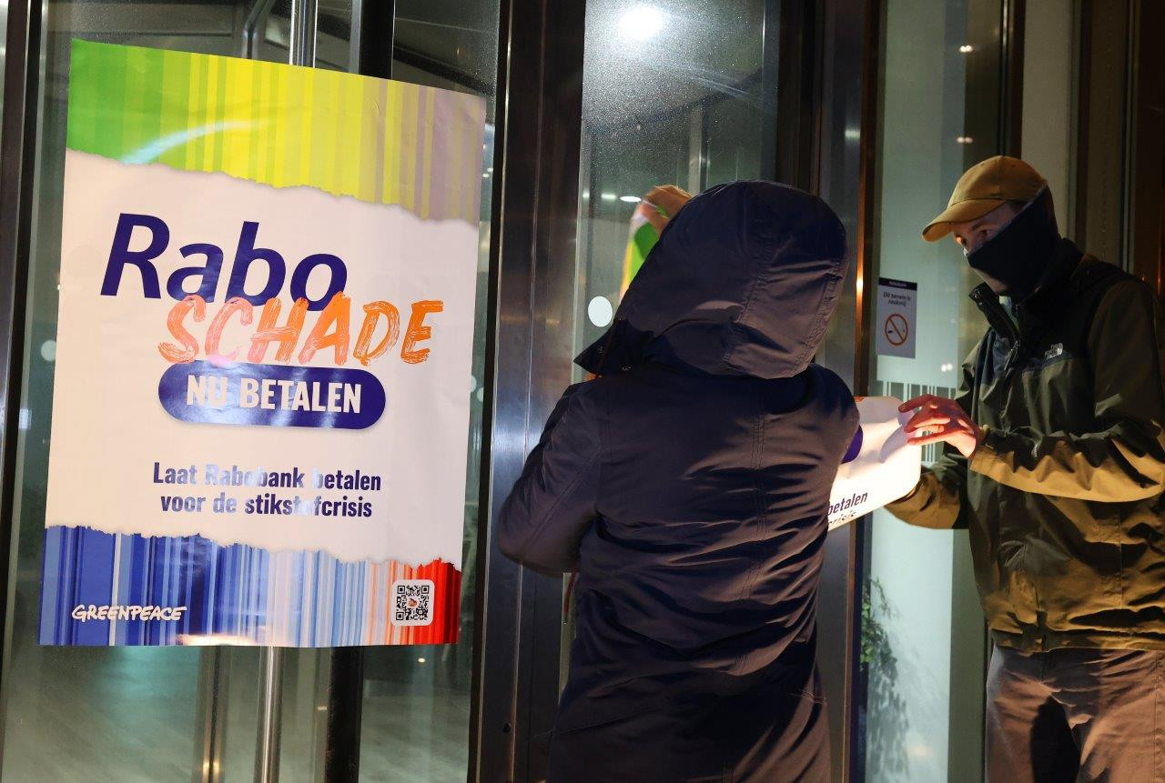 Greenpeace-activisten beplakken Rabobank-filiaal Den Bosch met posters ...