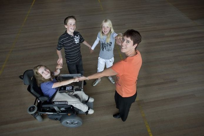 Kinderen leren in hun rolstoel de quickstep en Engelse wals dansen ...
