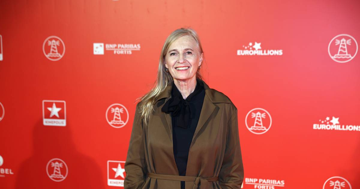 Actrice Marijke Pinoy breekt been tijdens voorstelling, publiek denkt ...