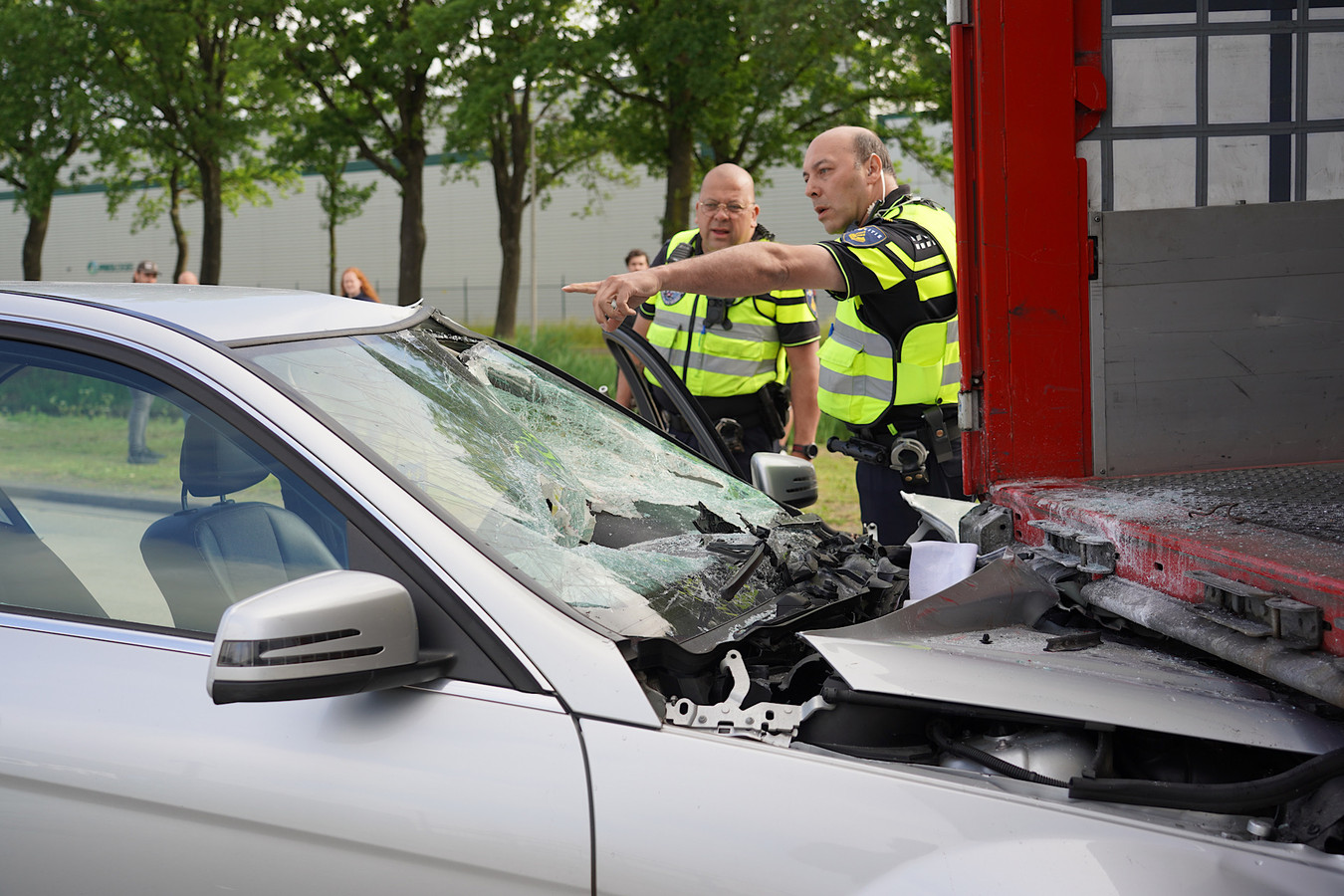 Auto botst achterop vrachtwagen in Tilburg, voorkant auto totaal aan ... Auto botst achterop vrachtwagen in Tilburg, voorkant auto totaal aan ...