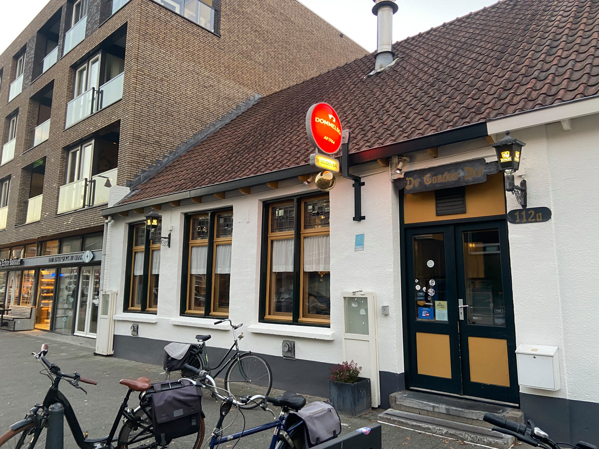 Ondanks de donkere tijden voor het bruin café is de Gouden Bal er nog ... Ondanks de donkere tijden voor het bruin café is de Gouden Bal er nog ...