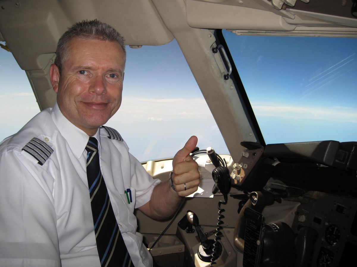 Passagiers van vlucht met ontplofte motor dragen zuurstofmasker ...