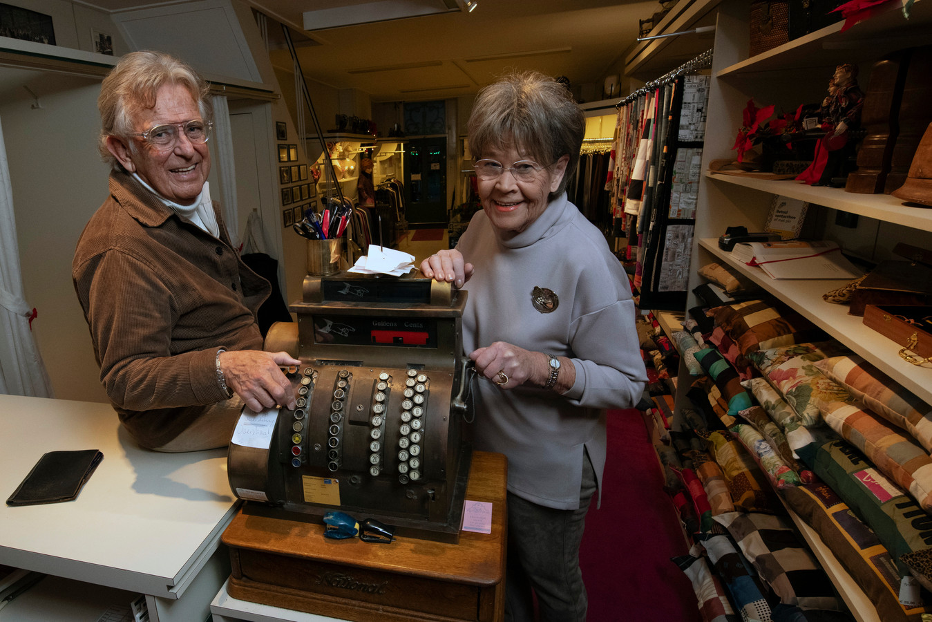 Alle paskamers bezet en sigaren voor de wachtende mannen: Herman en ...