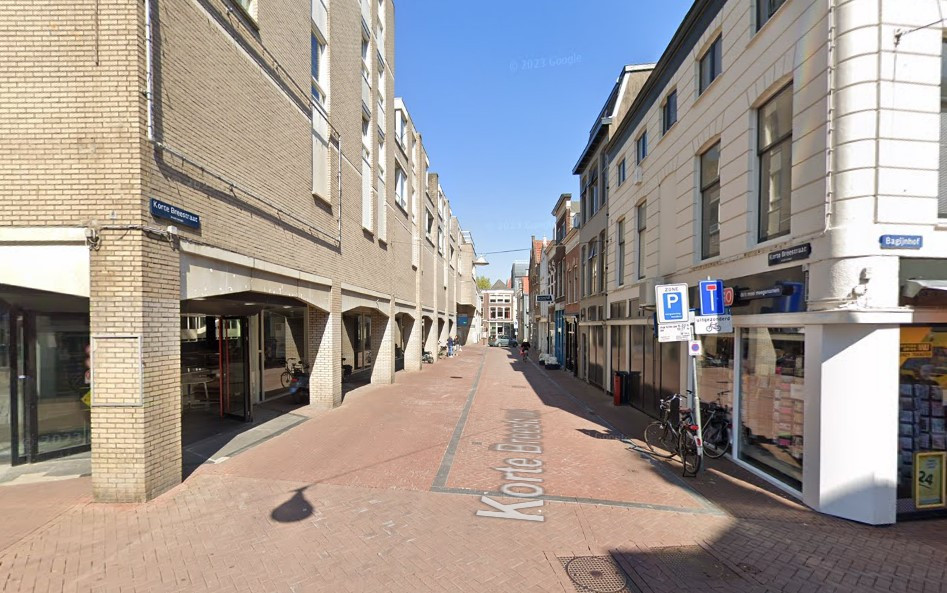 Even met de auto een patatje halen bij Bram Ladage kan niet meer, want ... Even met de auto een patatje halen bij Bram Ladage kan niet meer, want ...