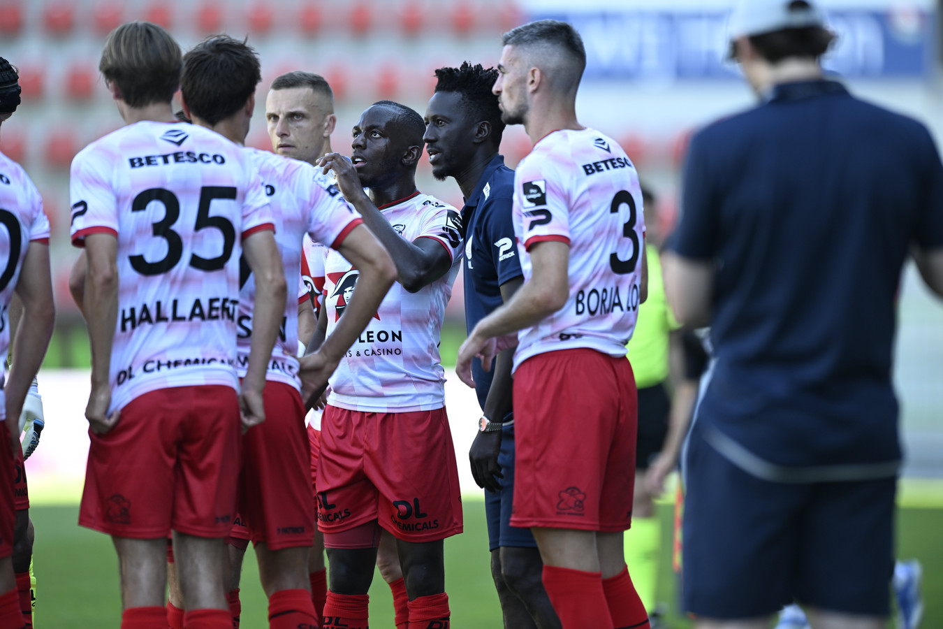 Mbaye Leye beseft dat hij met Zulte Waregem voor stevige start staat ... Mbaye Leye beseft dat hij met Zulte Waregem voor stevige start staat ...