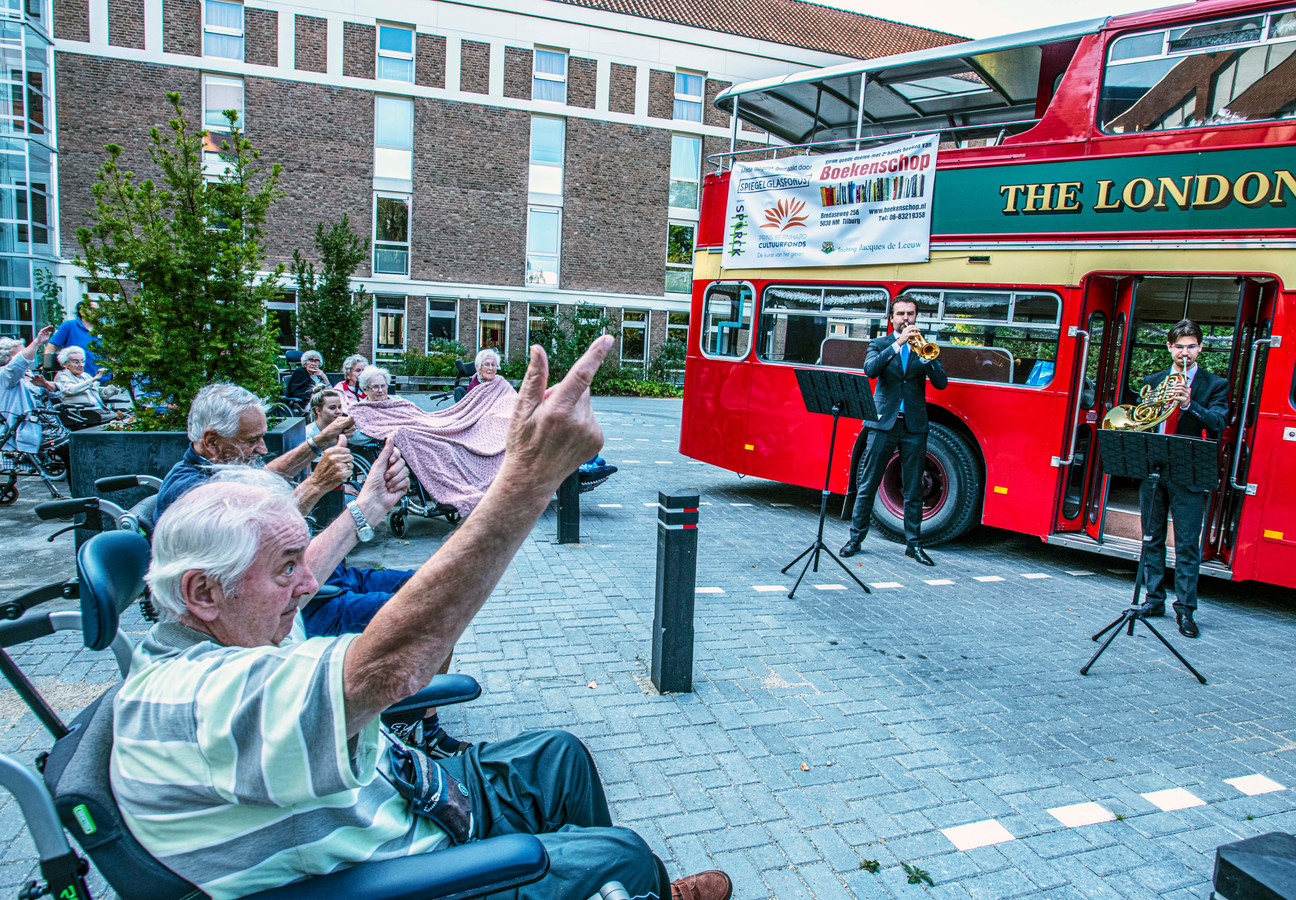 'Coronatour' Amsterdams Brass Quintet zorgt voor geluksmomentjes in ...