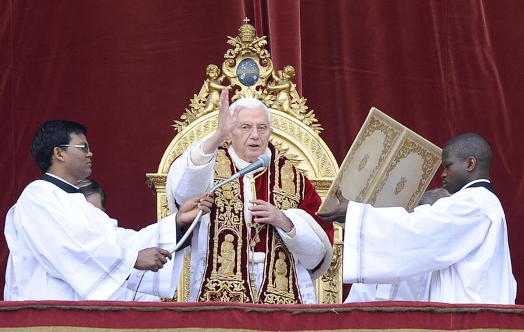 Benedictus XVI, de eerste paus in 700 jaar die vrijwillig aftrad ...