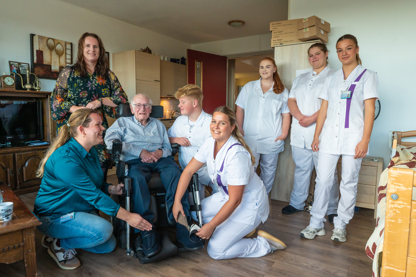 klaslokaal-in-het-verpleeghuis-nieuwe-zorgopleiding-brengt-theorie