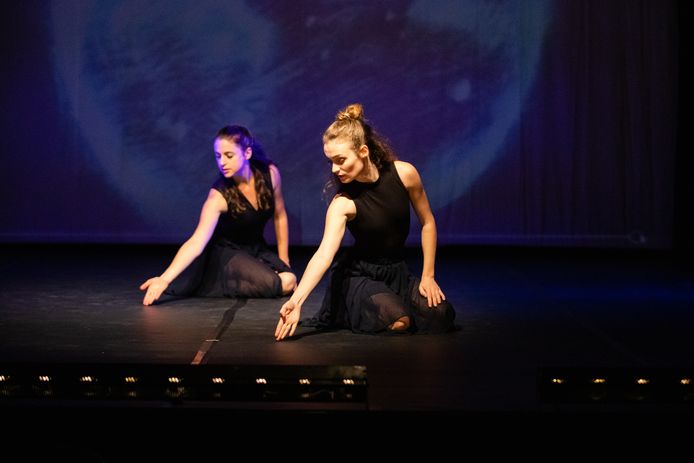 Schelse danseres op tournee met nieuwe voorstelling ‘Time Passenger ...
