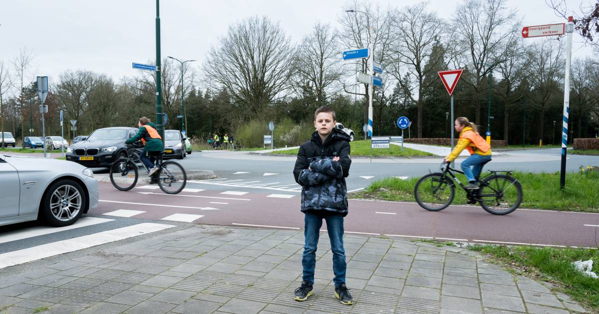 De rotonde vlakbij zijn school in De Bilt is gevaarlijk, dus ‘moet er wat gebeuren’ vindt Sven ...