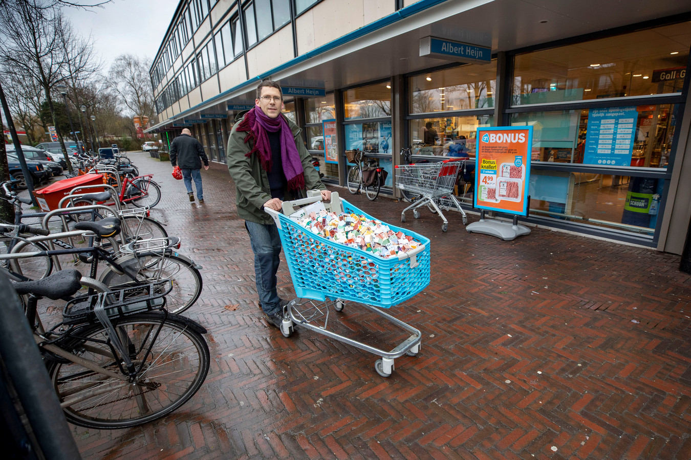 Winkelkar vol plastic huisjes terug naar de supermarkt in Vleuten ...