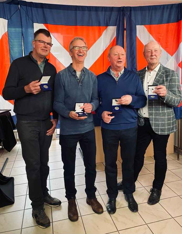 Gemeentepenning voor vier gildeleden Soest | Soest | AD.nl