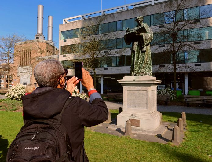 Het Rotterdamse beeld van Erasmus is exact 400 jaar oud: ‘Wie 'm ooit ...