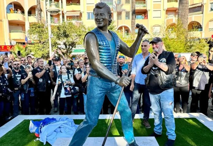 “On dirait Stéphane Bern”: une statue de Johnny Hallyday sous le feu ...