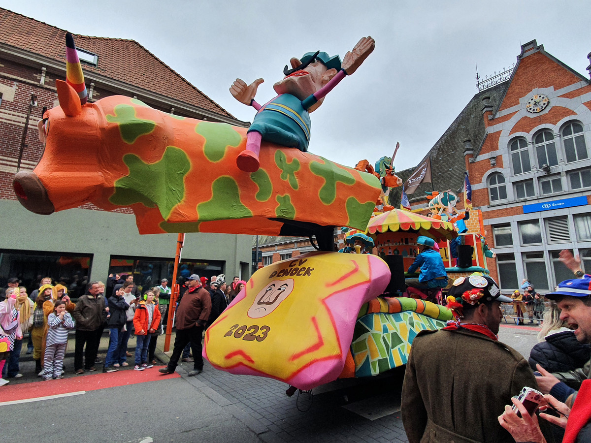 IN BEELD. Carnavalsstoet in Ossenkoppenstad | Foto | hln.be