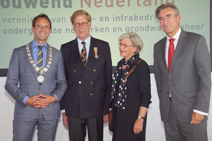 'Bouwer' Jan Bijker uit Harderwijk benoemd tot Officier in de Orde van ...