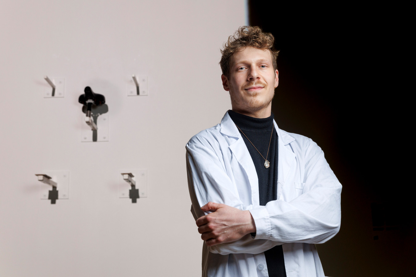 Hoog, naakt en balancerend op een fietszadel: Martijn eert het werk van ...