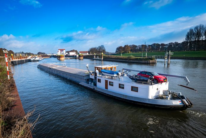 Sluis Eefde weer helemaal open na scheur in damwand: lage waterstand ...