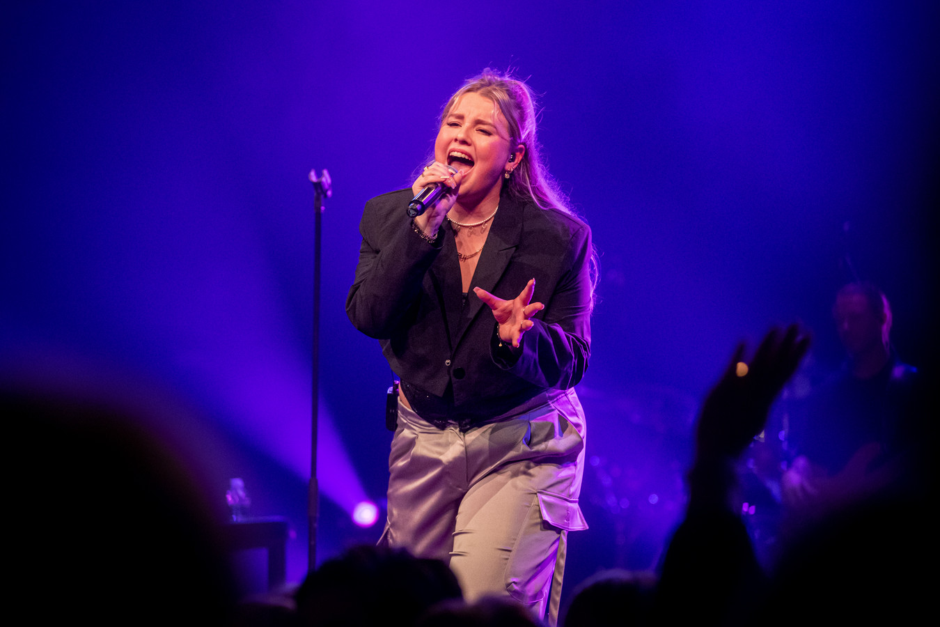 Senna Willems en Stanley Hazes op podium Cacaofabriek | Foto | AD.nl