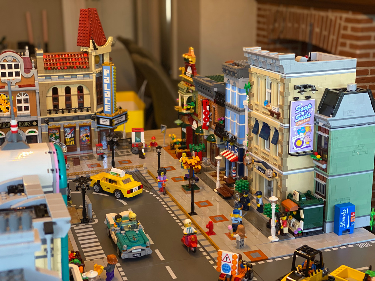 Carolien (29) is eigen LEGO-stad aan het bouwen: “Tijdens de lockdown ...