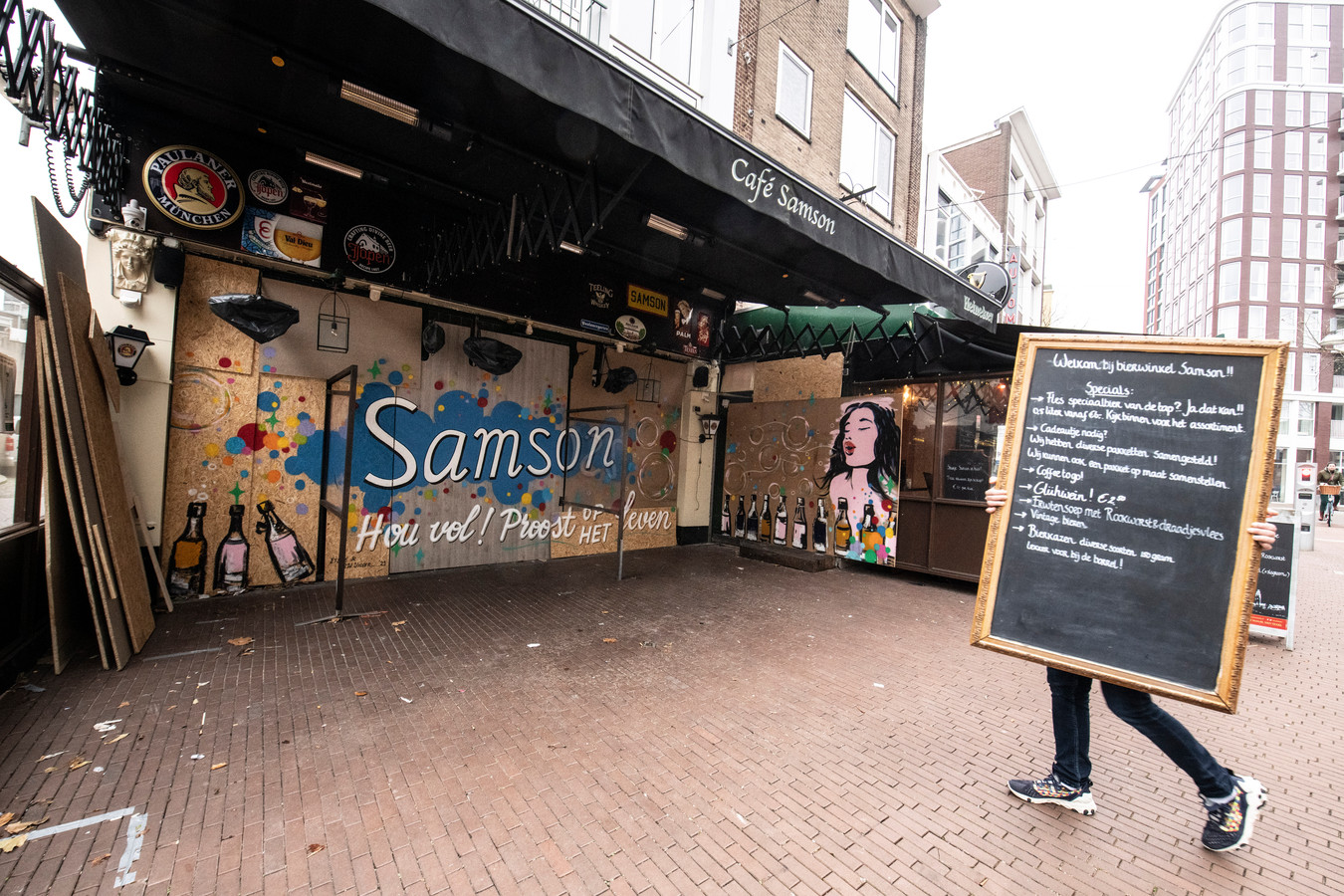 Graffiti-kunst voor dichtgetimmerd café Samson: ‘Houd vol, proost op ...