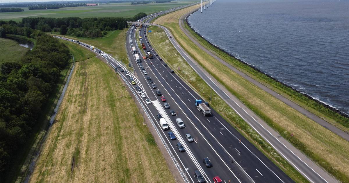 Kapotte truck op A6, file voor Ketelbrug voorbij | Flevoland | destentor.nl