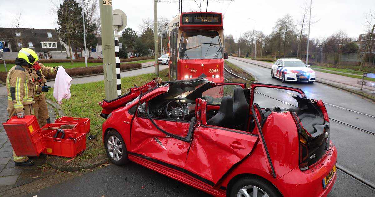 Auto botst op HTM-voertuig in Leidschendam: gewonde en ...