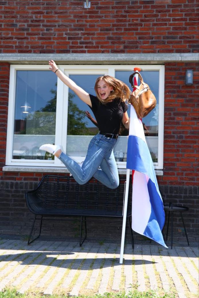 Bij deze leerlingen kan vandaag de vlag uit! | Alphen | AD.nl