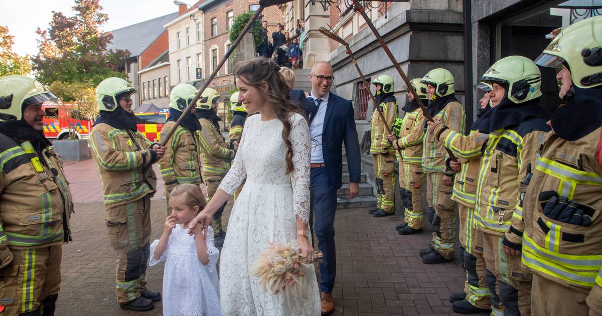 Erehaag voor huwelijk brandweerman Tim en zijn Sophie | Wetteren | hln.be
