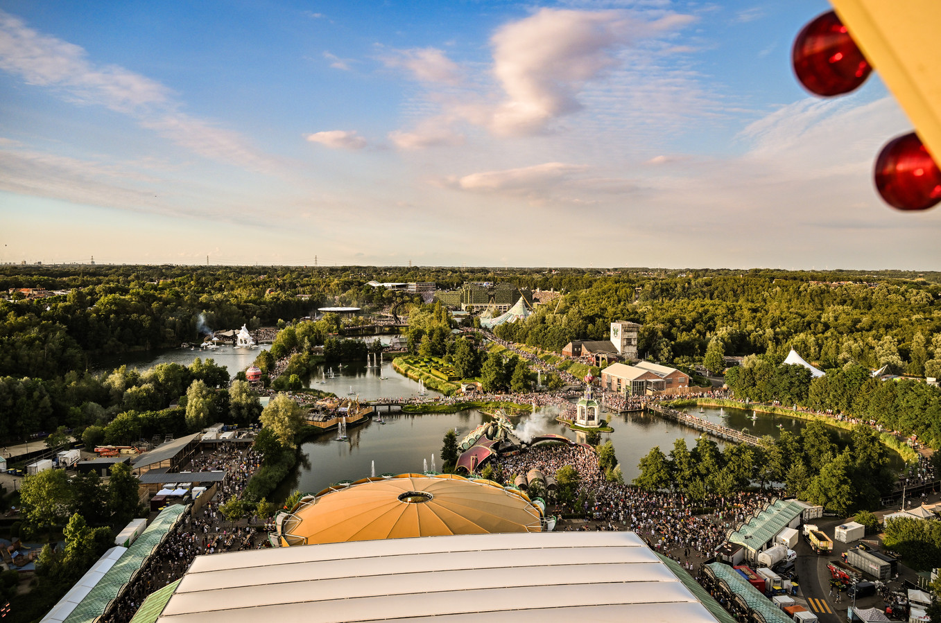 IN BEELD. Indrukwekkend: dit is Tomorrowland vanuit de lucht | Foto ...