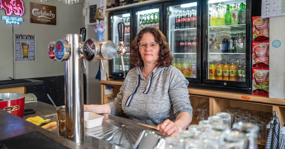 BRUINE KROEGEN. Darts, nageltje klop of bakschieten? In De Slaupmoesj ...