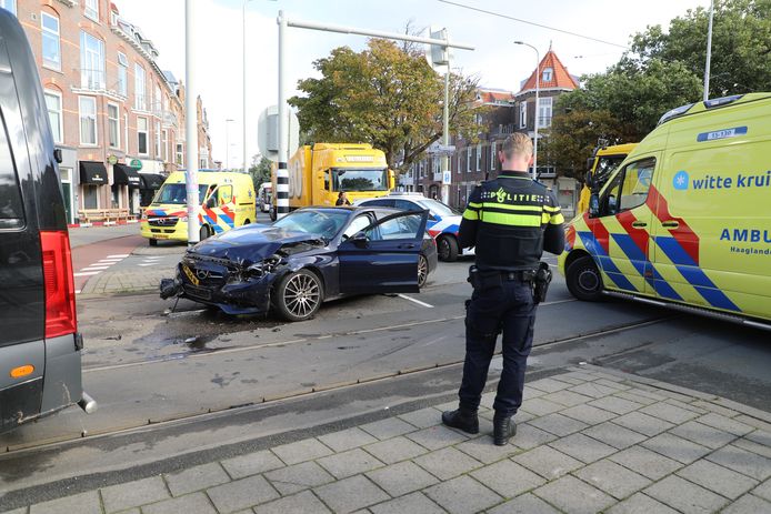 Bestelbus klapt op verkeerspaal na botsing met auto op Copernicusplein in Den Haag | 112 nieuws ...
