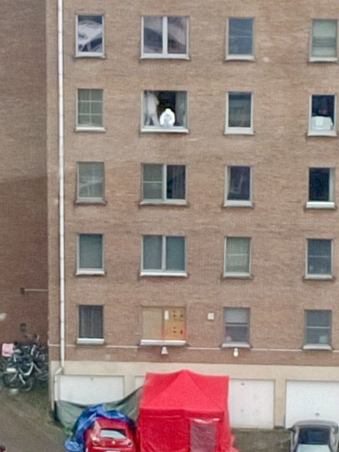 57-jarige vrouw dood aangetroffen op parking appartementsgebouw: “Het gaat om een verdacht ...