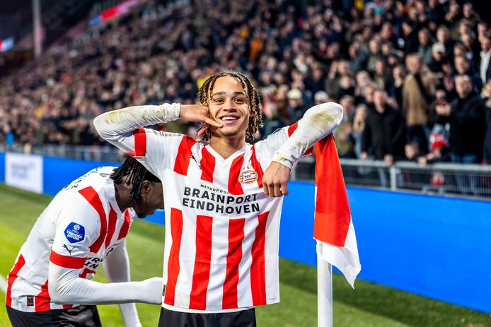 Xavi Simons zorgt er op deze manier voor dat PSV in balbezit geen water ...