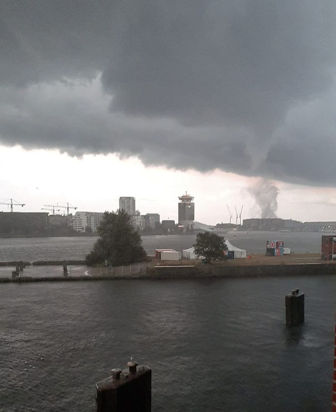 Windhoos treft Amsterdam en zorgt voor veel schade | Amsterdam | AD.nl