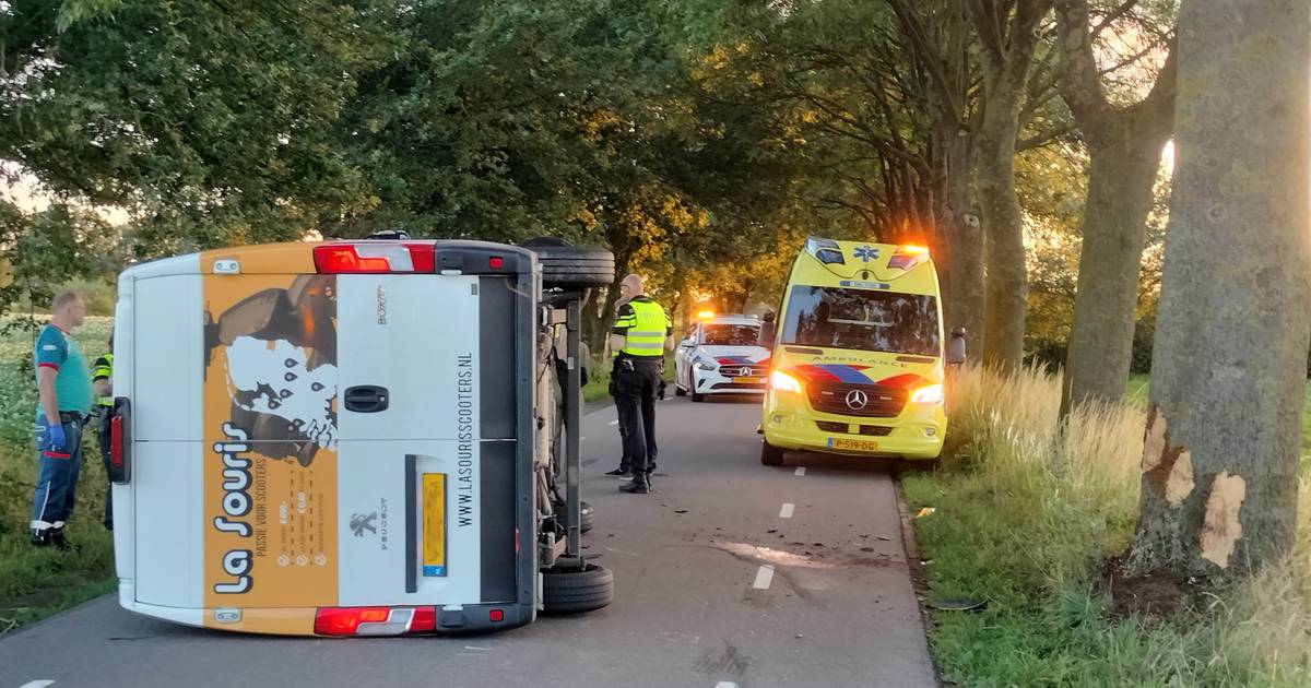 Bestelbus knalt tegen boom en belandt op zijkant | 112 nieuws Montferland | gelderlander.nl