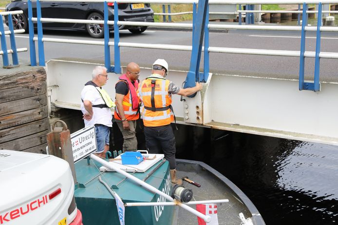 Storing Eembrug verholpen: wachtrij schepen weg | Baarn | AD.nl