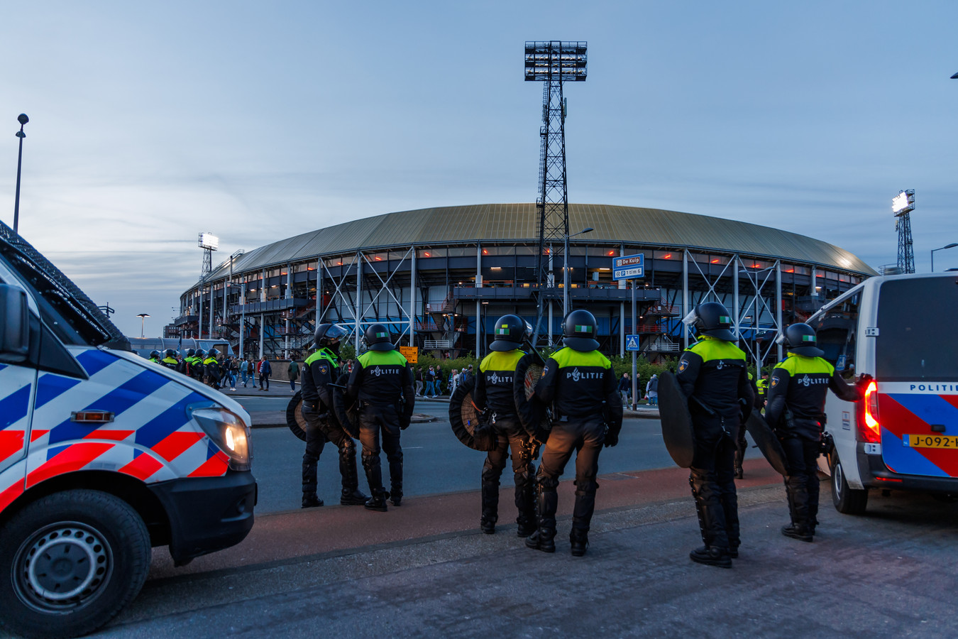 Politie arresteert tientallen supporters bij bekerfinale, gemoedelijke ...