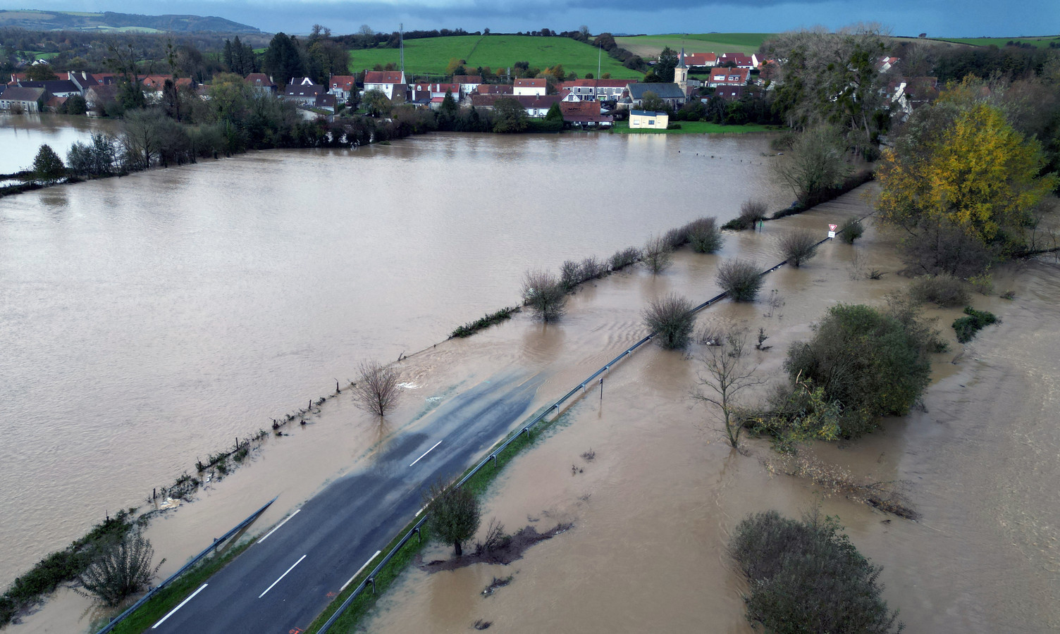 Meerdere gewonden bij overstromingen in Noord-Frankrijk na zware regens ...