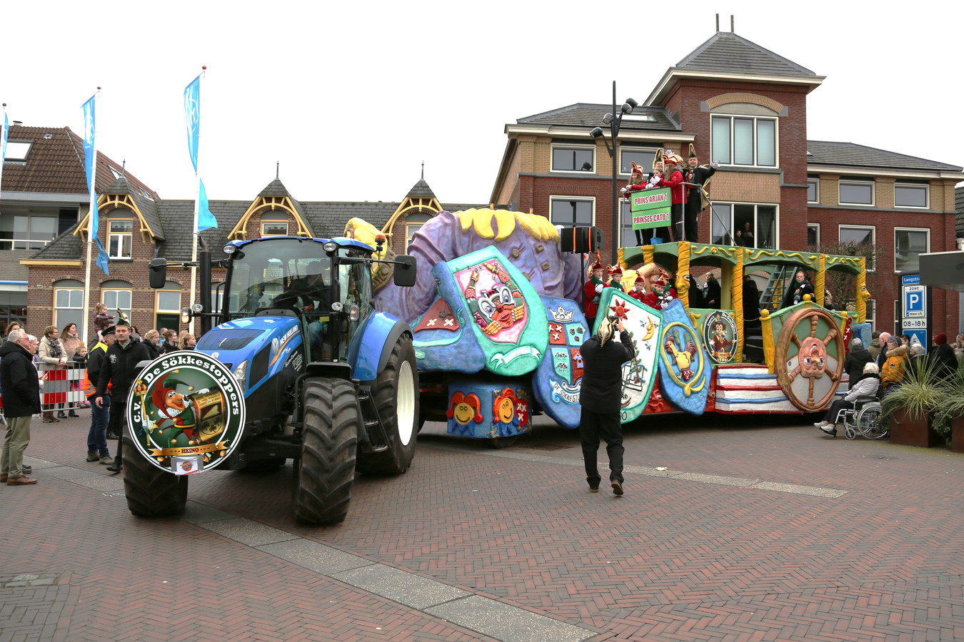 Wijhe loopt voorop: volle straten bij eerste carnavalsoptocht in ...